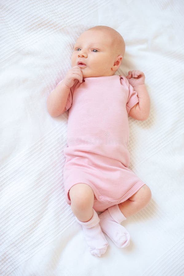 Neonato pensieroso immagine stock. Immagine di ragazza - 90098405