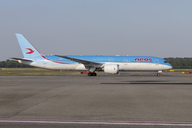 Neos air editorial photography. Image of dreamliner - 183173422