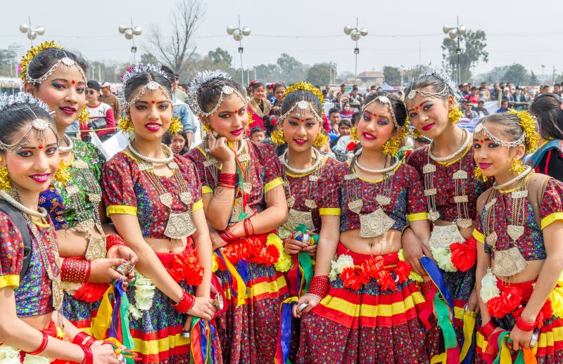 Nepalese Dansers in Traditionele Nepali-Kledij Redactionele Stock Foto ...