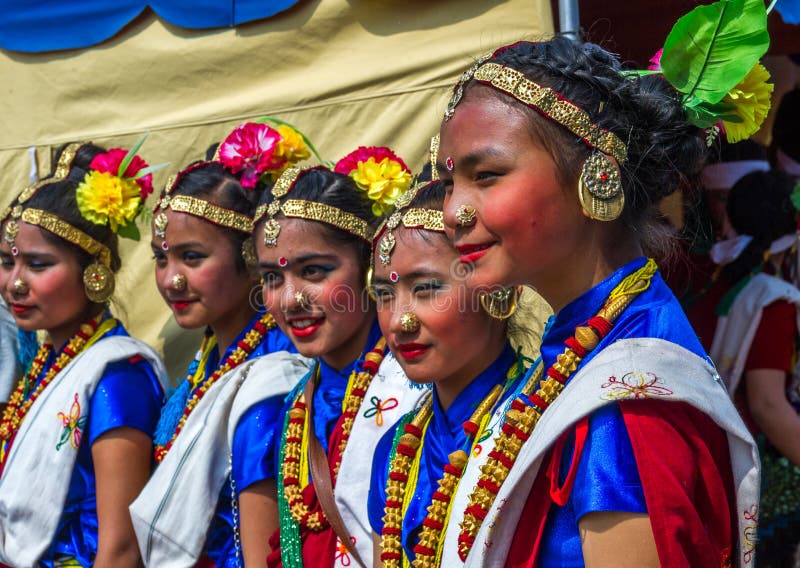 Nepalese Dansers in Traditionele Nepali-Kledij Redactionele Stock Foto ...