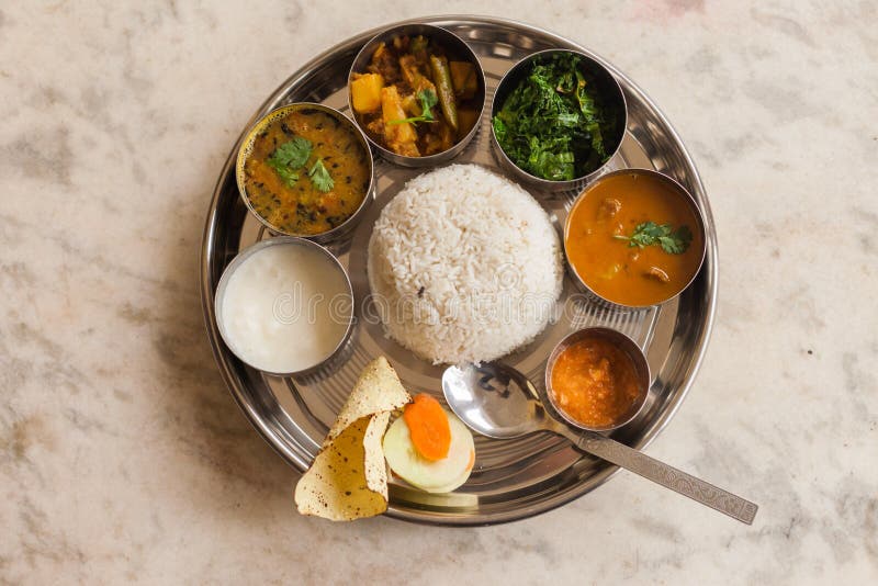 Nepali Thali (Dal Bhat) Stellte Ein Stockbild - Bild von metall ...
