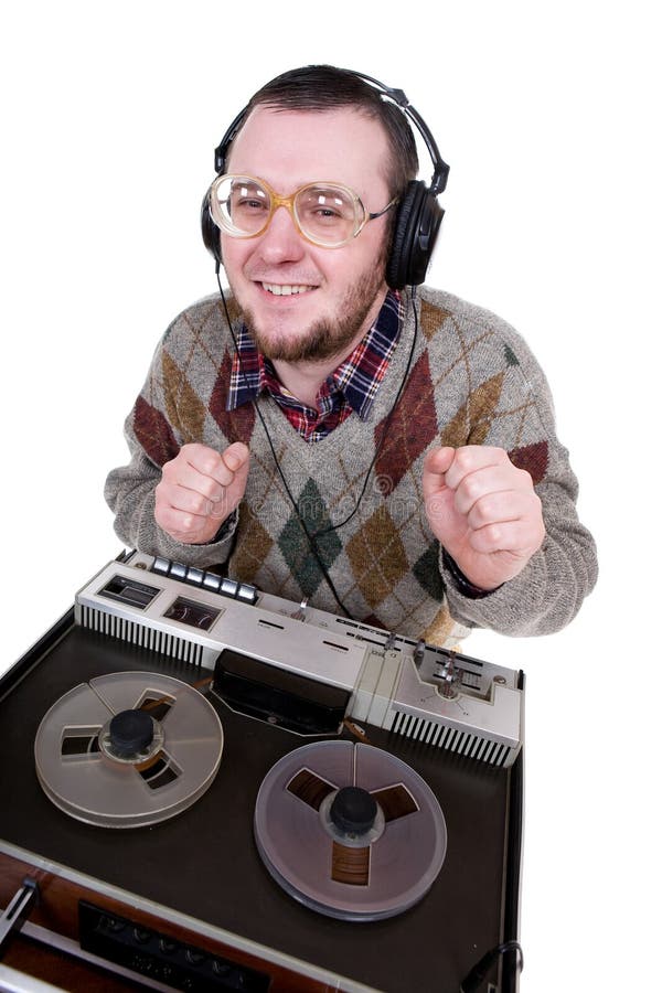 Nerd die van muziek geniet stock afbeelding. Image of mannetje - 16573517