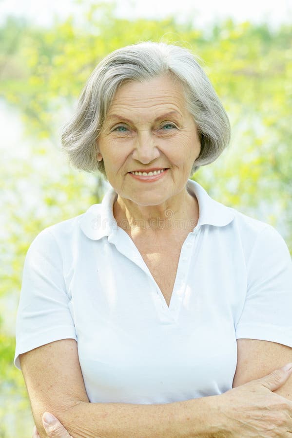 Nette alte Frau stockfoto. Bild von blick, jugend, dame - 41229312