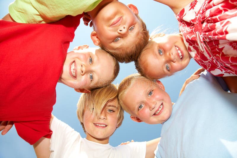 Sechs Nette Kinder Und Hund Stockbild - Bild von kindheit, grundlegend ...