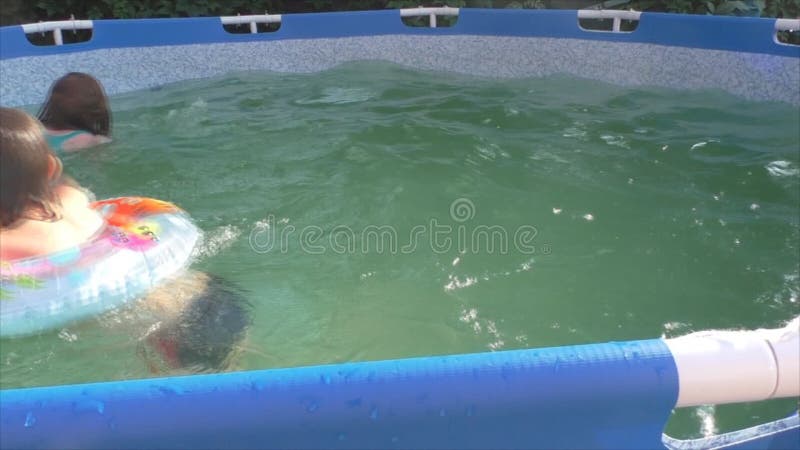 Nette Kinder Baden Im Pool am Sommertag Stock Video - Video von ...