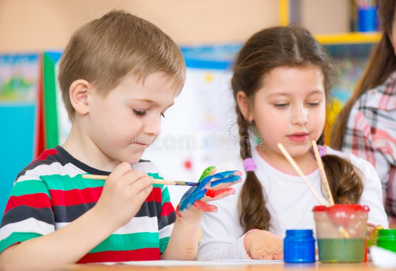 Nette Kinder, Die am Kindergarten Malen Stockbild - Bild von ...