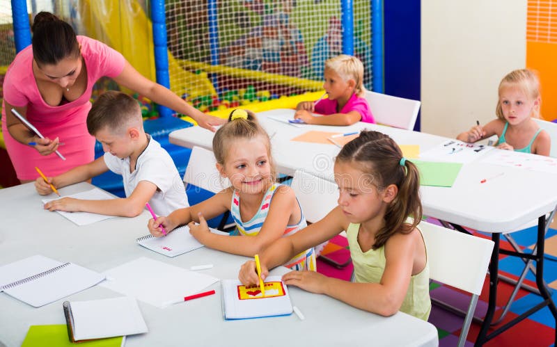 Nette Kinderin Der Schule Lektion Stockbild - Bild von intelligenz ...