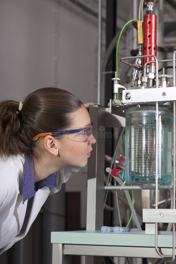Netter Chemiker, Der Im Labor Arbeitet Stockbild - Bild von gesundheit ...