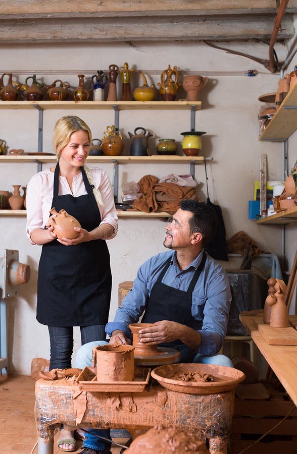 Netter Handwerker, Der Mit Arbeitskollegin Spricht Stockfoto - Bild von ...