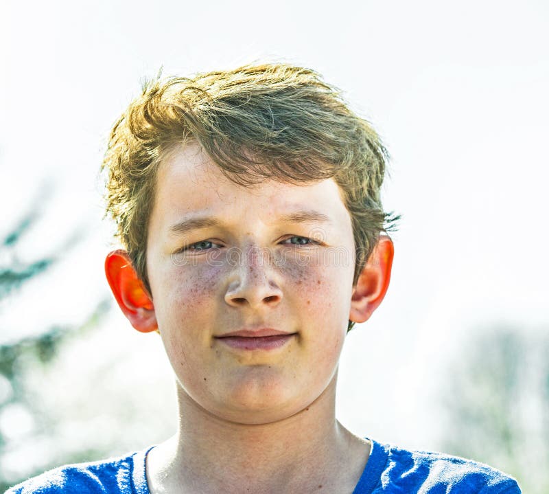 Jugendlich Junge Mit Sommersprossen Stockfoto - Bild von kind, blick ...