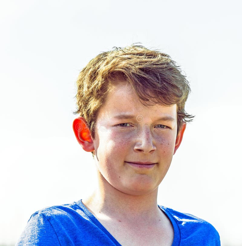 Jugendlich Junge Mit Sommersprossen Stockfoto - Bild von kind, blick ...