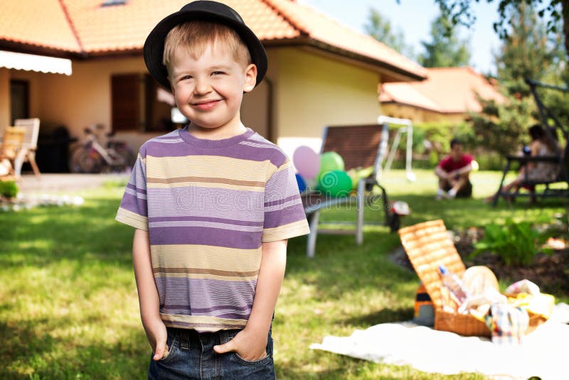 Netter Liitle Junge, Der Kleinen Hut Wiearing Ist Stockfoto - Bild von ...