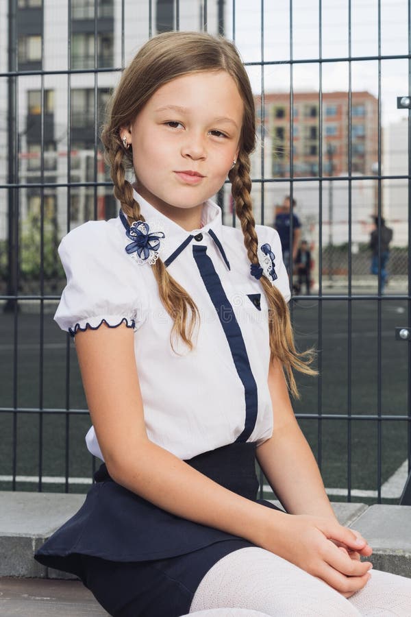 Nettes Schulmädchen In Der Uniform Die Im Campus Steht Stockfoto