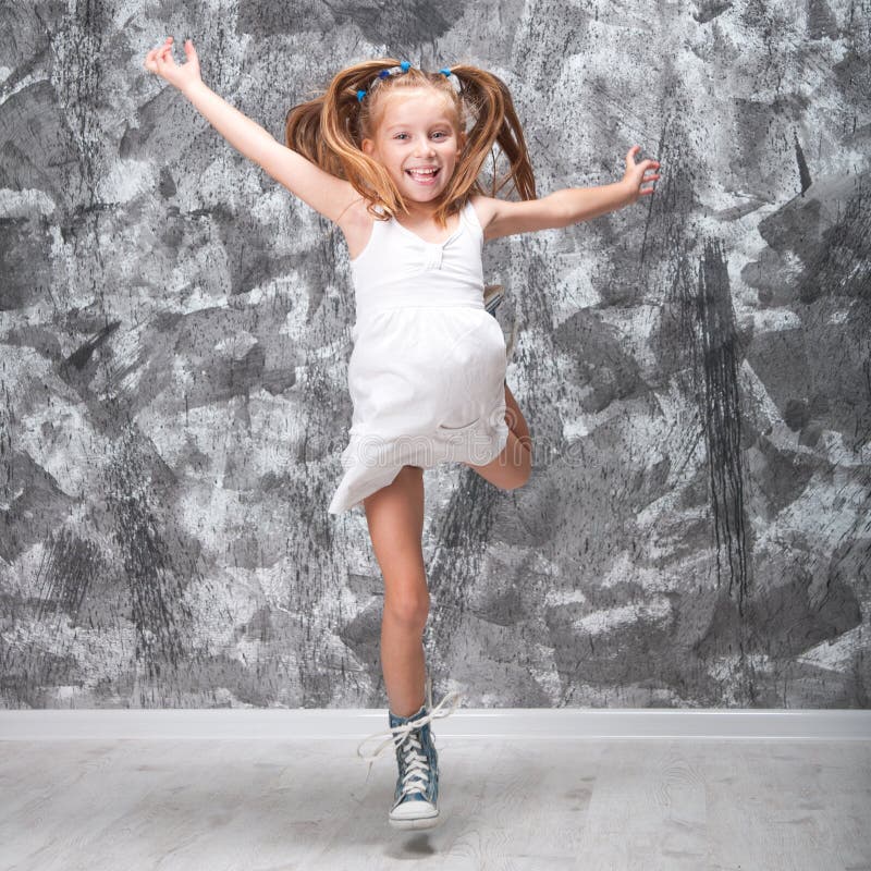 Nettes Kleines Mädchen Springen Stockfoto - Bild von glücklich, arme ...