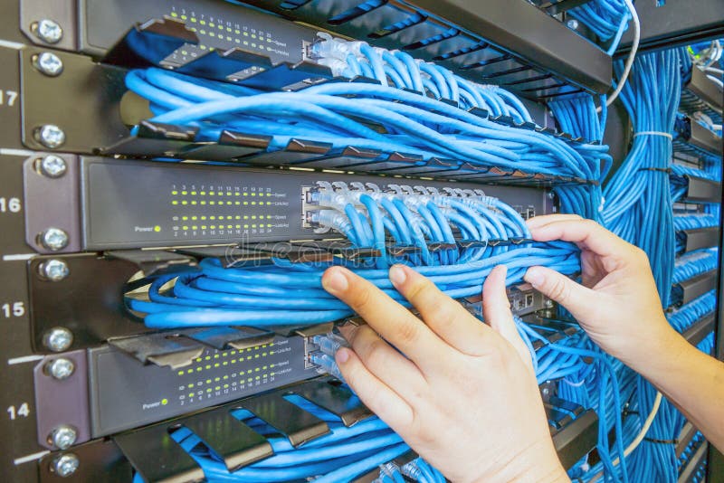 Netzwerk-Switch Und Ethernet-Kabel Im Rack-Schrank Stockfoto - Bild von ...