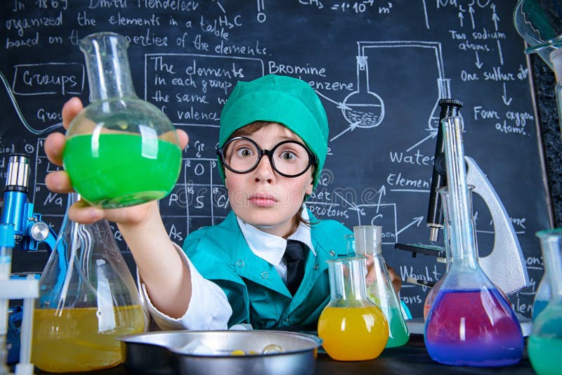 Chemische Experimente Im Labor Stockfoto - Bild von tafel, medizin ...