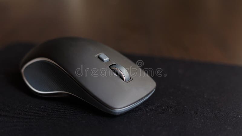 Neue Drahtlose Computermaus Auf Dem Desktop Stockfoto - Bild von ...