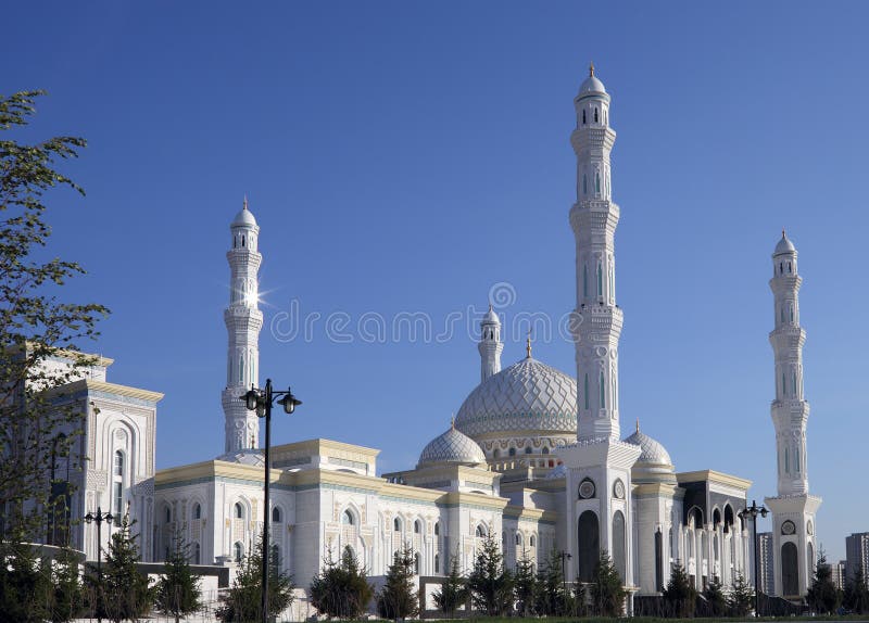 Neue Moschee In Astana. Kasachstan Stockfoto - Bild von platz ...