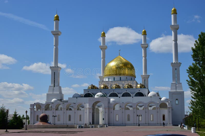 Neue Moschee In Astana/in Kasachstan Redaktionelles Stockfotografie ...