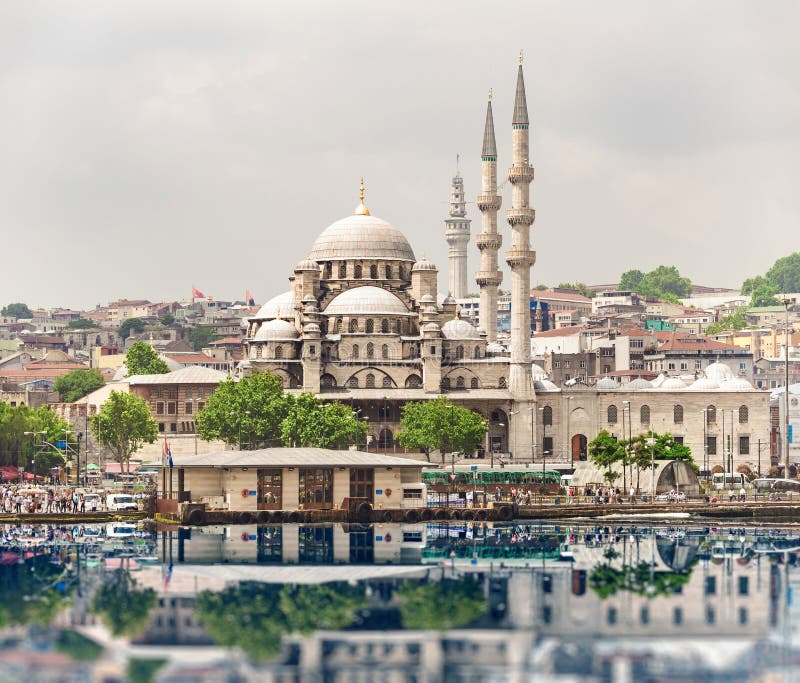 Neue Moschee Istanbul stockbild. Bild von moschee, platz - 67405025