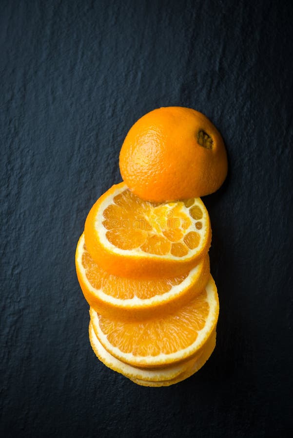 Orangen mit Scheiben stockfoto. Bild von grippe, ebene - 58021290
