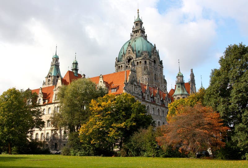 Neue Rathaus in Hanover, Deutschland Stockfoto - Bild von garten ...