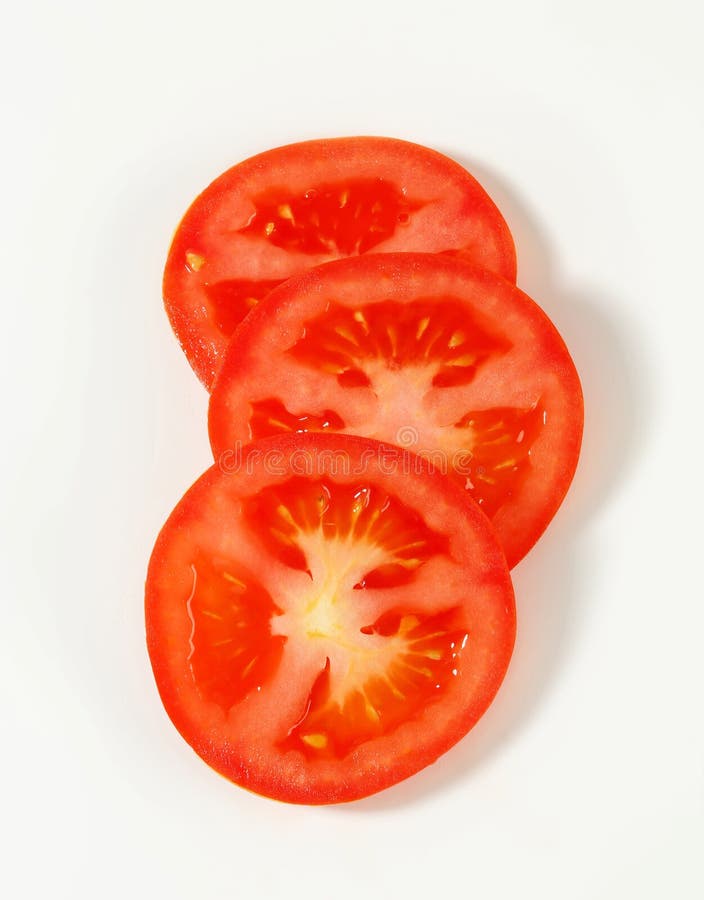 Neue Tomatenscheiben stockfoto. Bild von studio, scheiben - 56728714