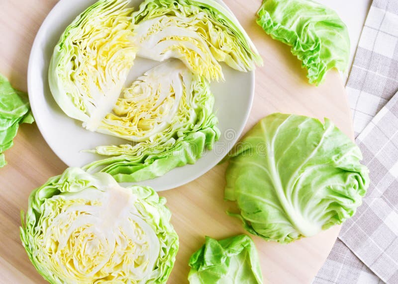 Abschnitt Des Neuen Kohlkopfs Stockfoto - Bild von früh, laub: 92057030