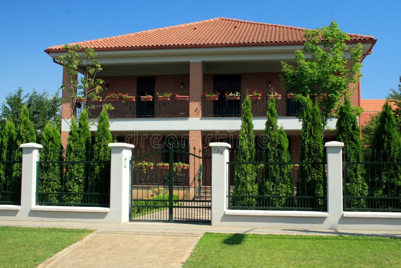 Neues Haus stockfoto. Bild von himmel, orange, balkon - 4336324