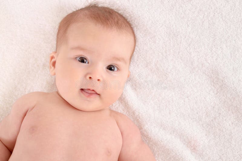 Ruhiges Baby, Das Auf Einem Bett Beim Schlafen in Einem Hellen Raum ...