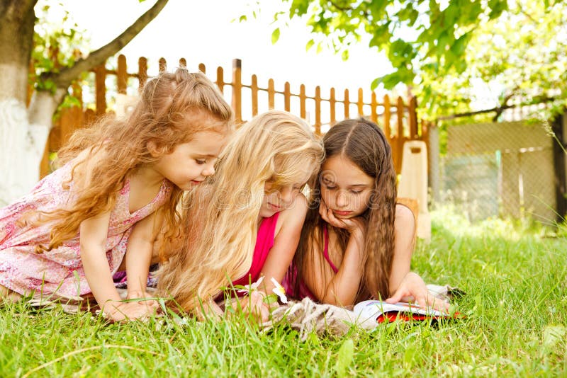 Neugierige Kinder, Die über Dem Zaun Ausspionieren Stockfoto - Bild von ...