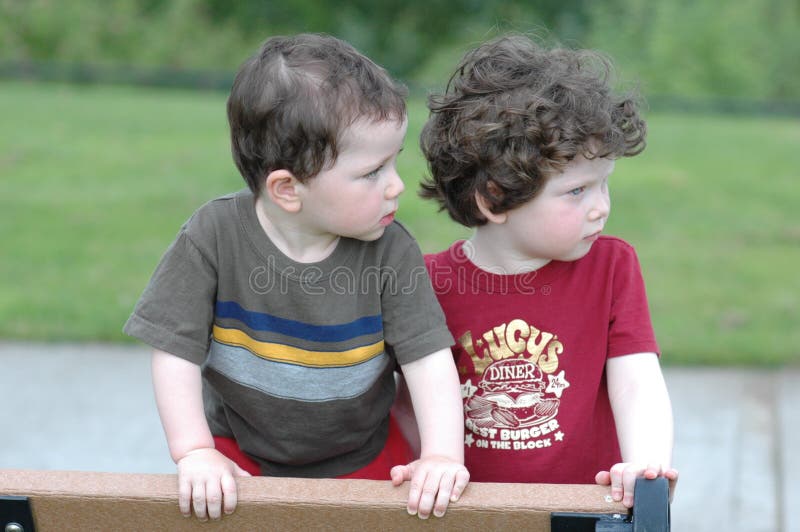 Neugierige Kinder stockbild. Bild von schwester, anstarren - 2004525