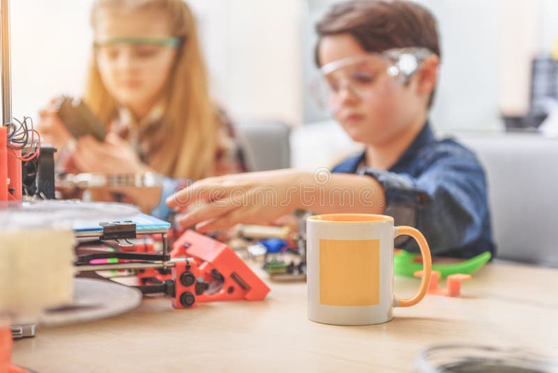 Neugierige Kinder, Die in Der Werkstatt Sitzen Stockfoto - Bild von ...