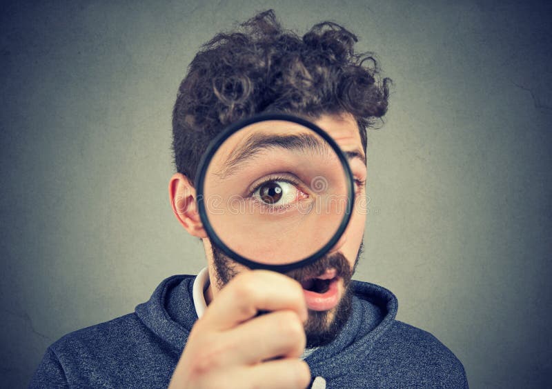 Junger Mann Des Forschers, Der Durch Lupe Schaut Stockbild - Bild von ...