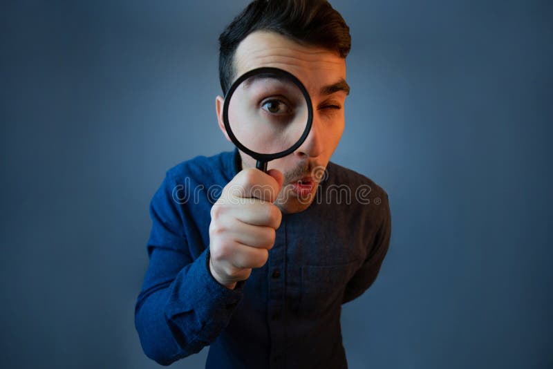 Neugieriger Junger Mann Mit Lupe Isoliert Auf Grauem Hintergrund ...