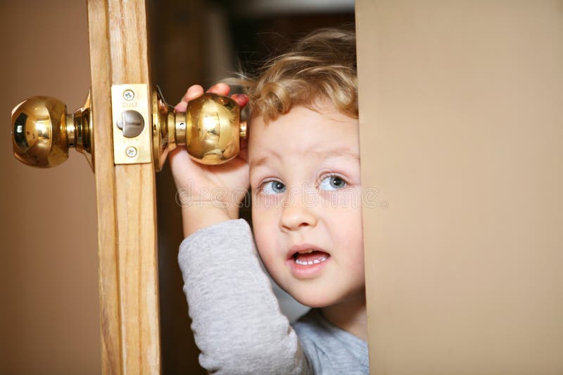 Neugieriges Kind stockbild. Bild von beobachten, neugierig - 8058429