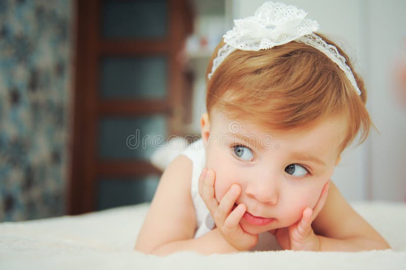 Neugieriges Mädchen stockbild. Bild von neugierig, anzeigen - 1428535