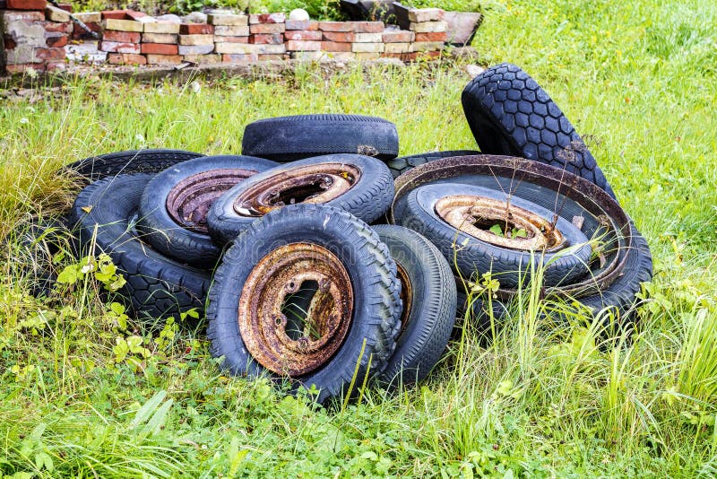 Neumáticos Viejos Del Coche Foto de archivo - Imagen de desecho, grupo ...
