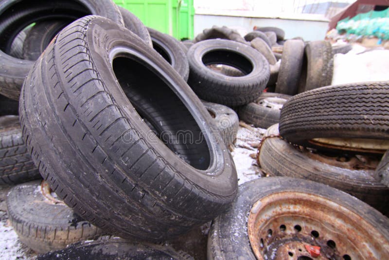 Neumáticos viejos foto de archivo. Imagen de profundamente - 13292448