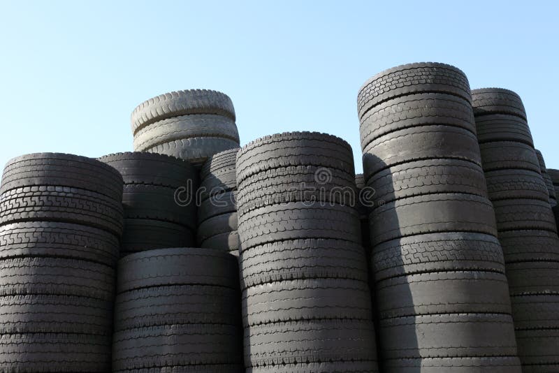 Neumáticos viejos imagen de archivo. Imagen de viejo - 17537715