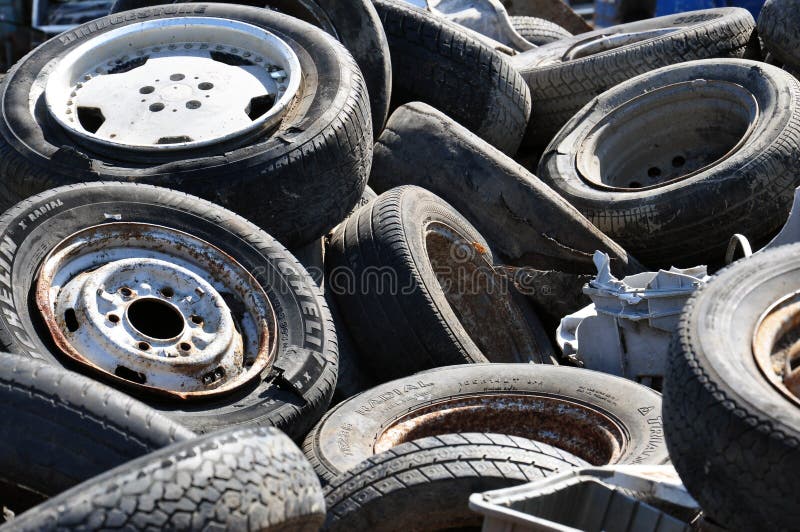 Neumáticos Viejos Del Aka De Los Neumáticos - En Paisaje Imagen de ...
