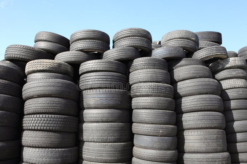 Neumáticos Viejos Del Coche Foto de archivo - Imagen de ambiente ...
