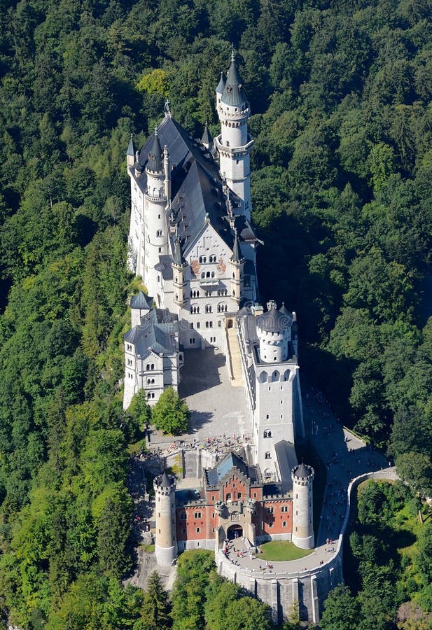 Neuschwanstein Castle editorial photo. Image of bavaria - 33612261