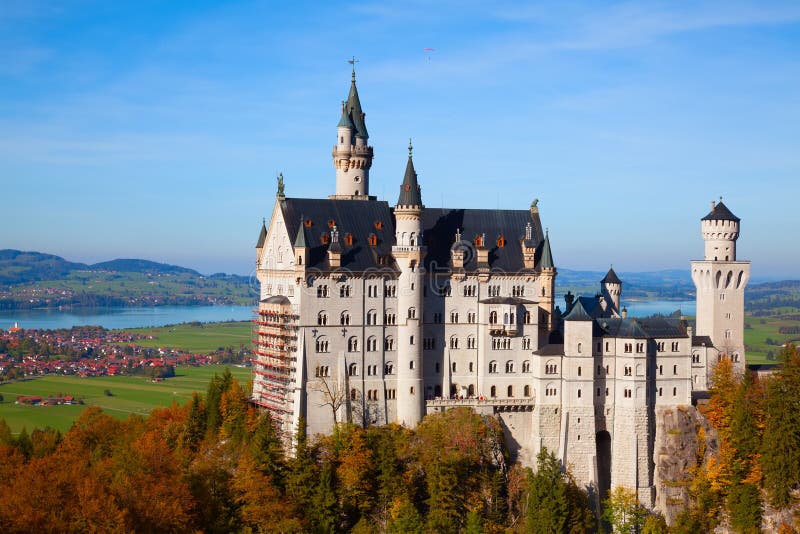 Neuschwanstein castle editorial photography. Image of fall - 85029532