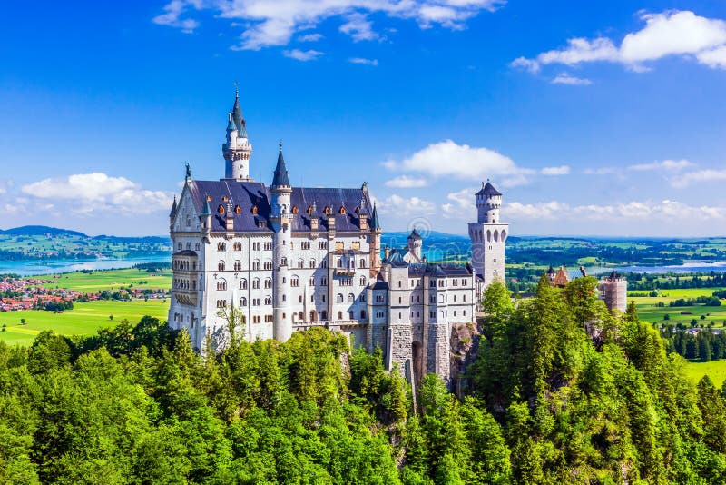 Neuschwanstein Castle editorial photography. Image of alps - 152724517