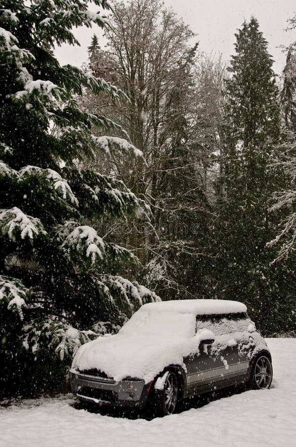 A neve cobriu Mini Cooper foto de stock. Imagem de dublês - 3777558