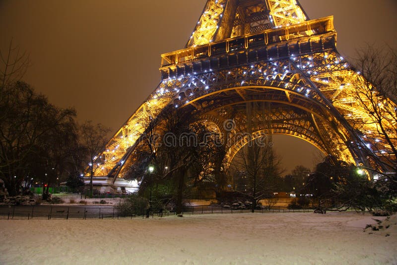 Neve Rara Em Paris Perto Da Torre Eiffel Imagem de Stock Editorial ...