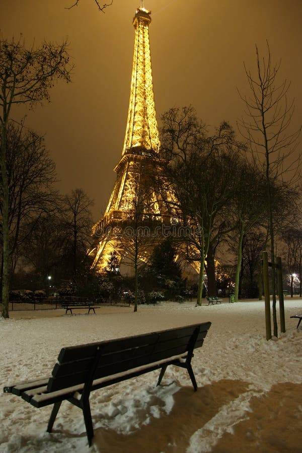Neve Rara Em Paris Perto Da Torre Eiffel Imagem de Stock Editorial ...