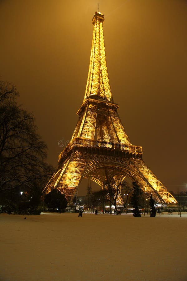 Neve Rara Em Paris Perto Da Torre Eiffel Imagem de Stock Editorial ...
