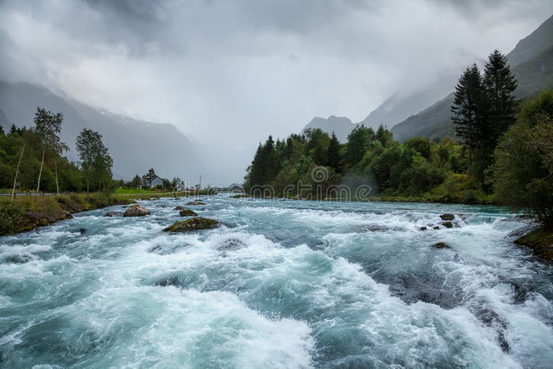 Nevelig Landschap Met Oldeelva-gletsjerrivier In Noorwegen Stock Foto ...